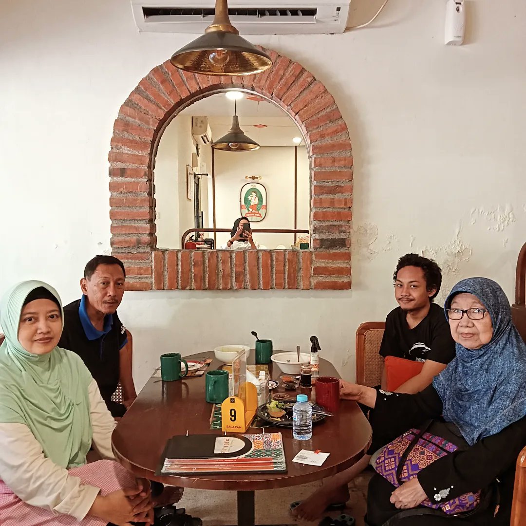 Poenya Nyonya Anina, Suasana dan Interior OK, Masakan Biasa Aja